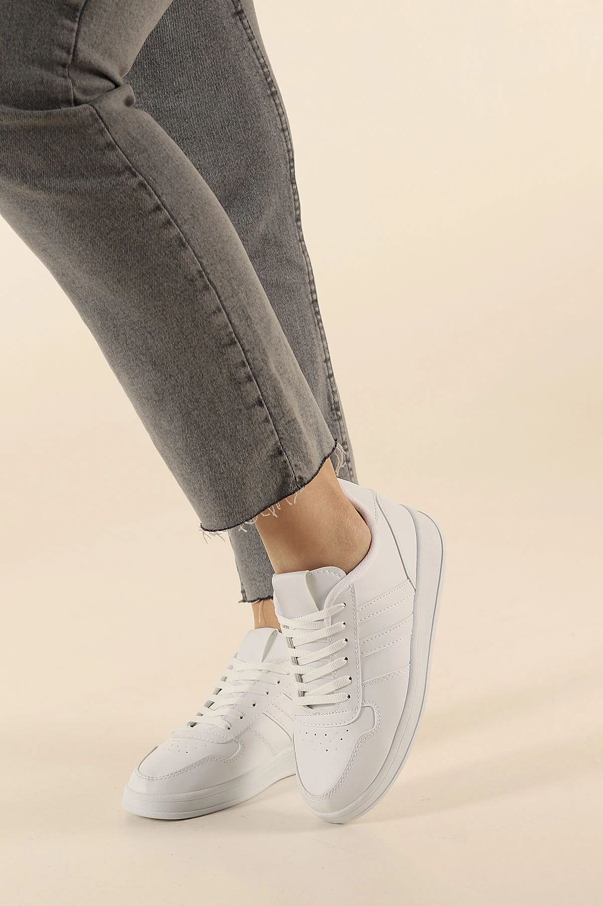 Beyaz Çizgili Bağcıklı Kadın Spor Ayakkabı 313334