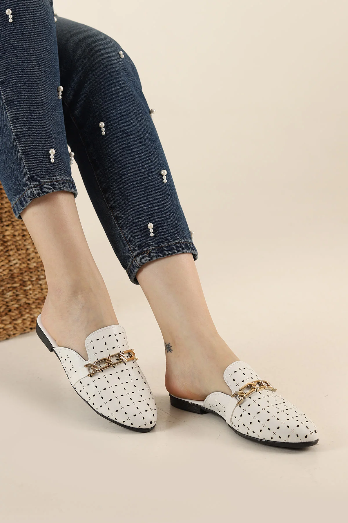 Beyaz Delik Tasarım Gold Zincirli Kadın Terlik 277949 | ModamızBir ...