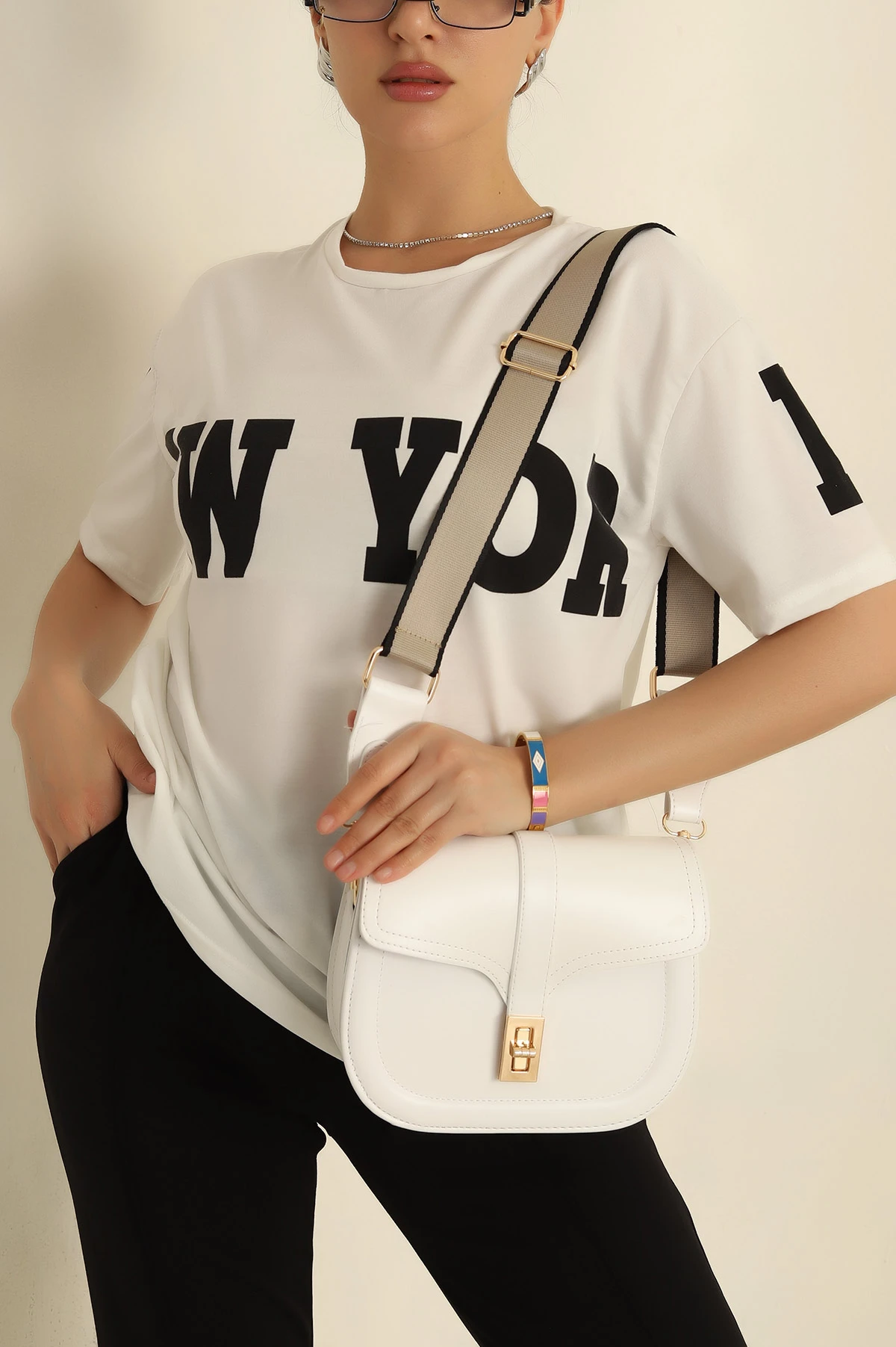 Beyaz Kilit Kapaklı Omuz Çantası 265117 | ModamızBir | Modamizbir.Com