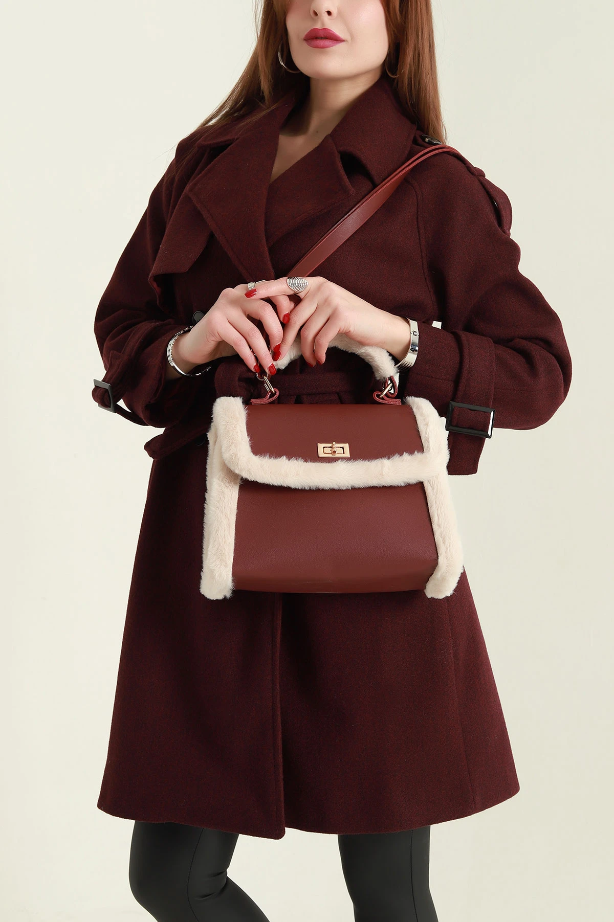 Bordo Peluş Detaylı Kilit Kapaklı Kadın El ve Omuz Çantası 333086