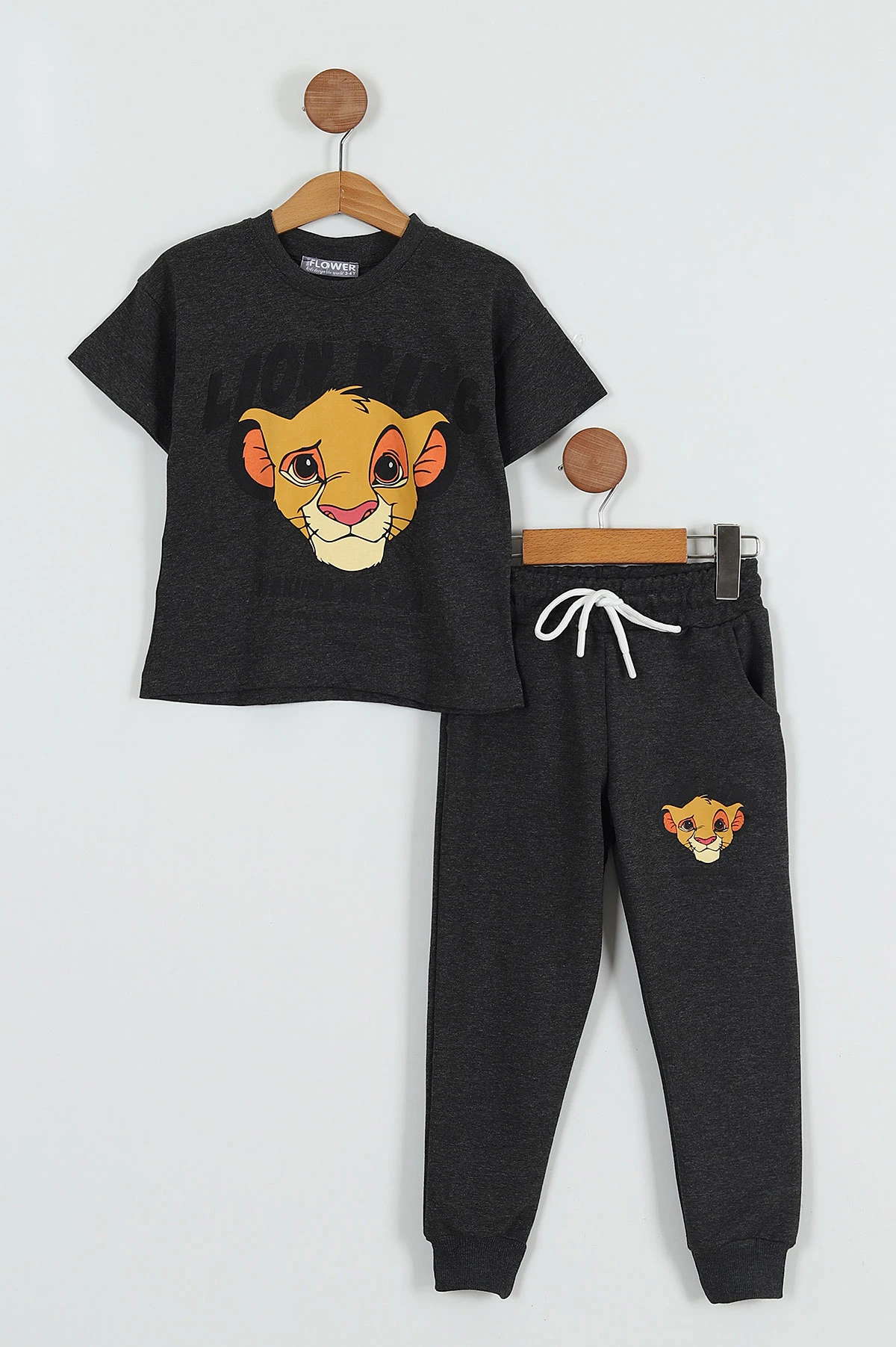 Füme (3-7 Yaş) Lion King Baskılı Erkek Çocuk Takım 253941 | ModamızBir ... Füme (3-7 Yaş) Lion King Baskılı Erkek Çocuk Takım 253941 | ModamızBir ...