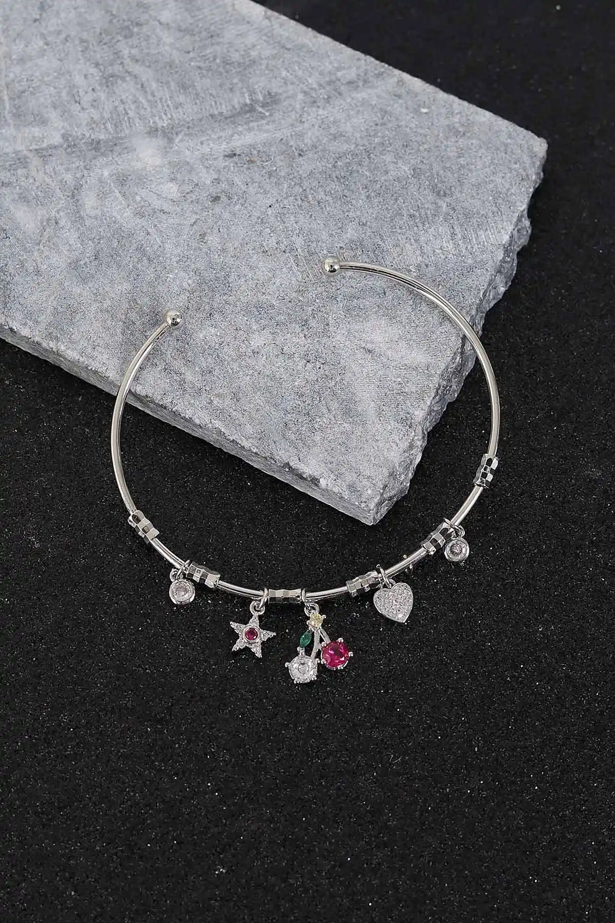 Gümüş Figürlü Sallantılı Kelepçe Bileklik 288323