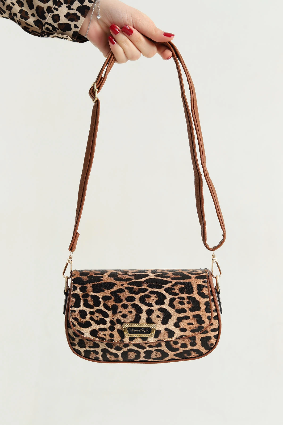 Leopar Desenli Mıknatıs Kapaklı Kadın Omuz Çantası 341458