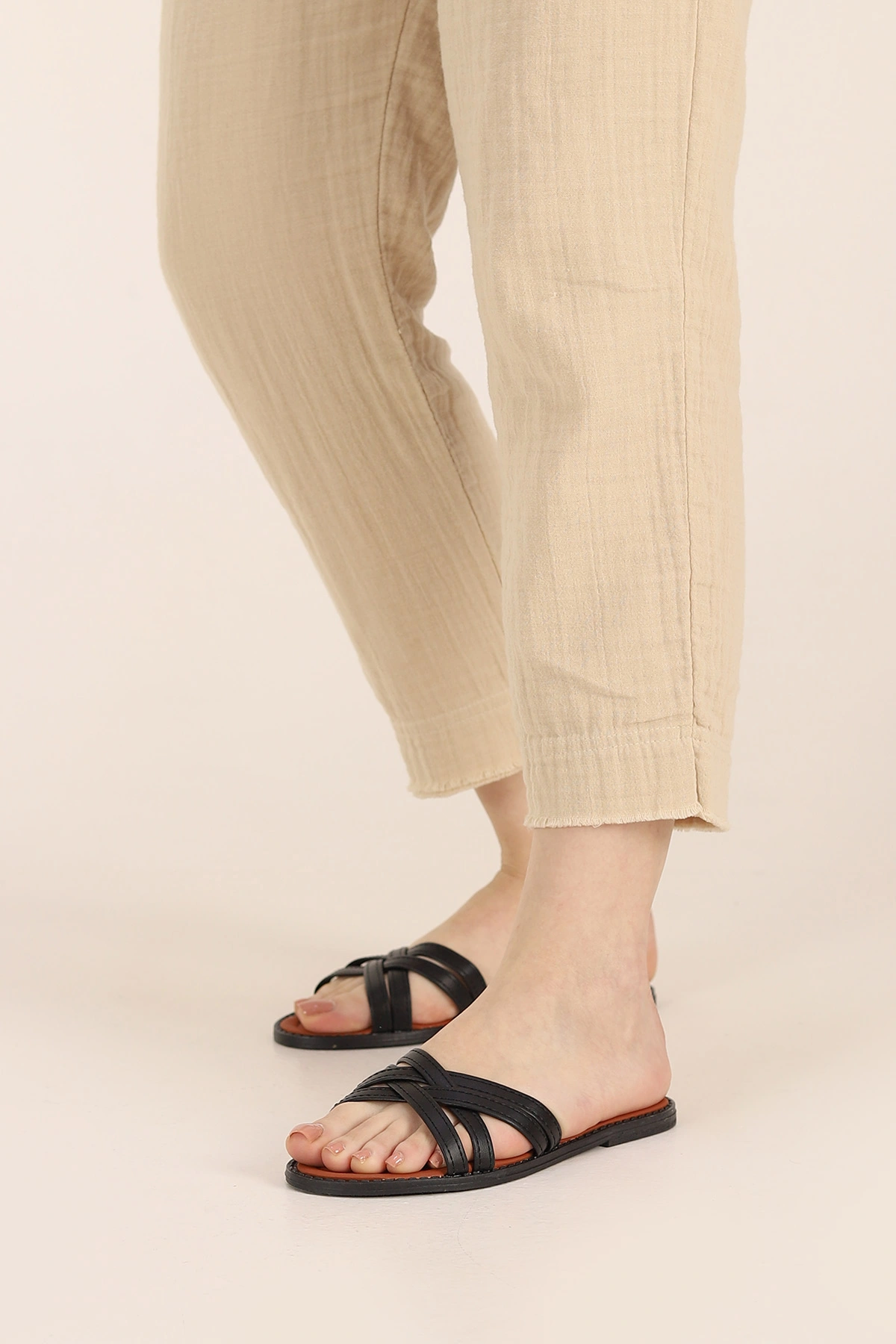 Siyah Çapraz Bant Detaylı Kadın Terlik 368073