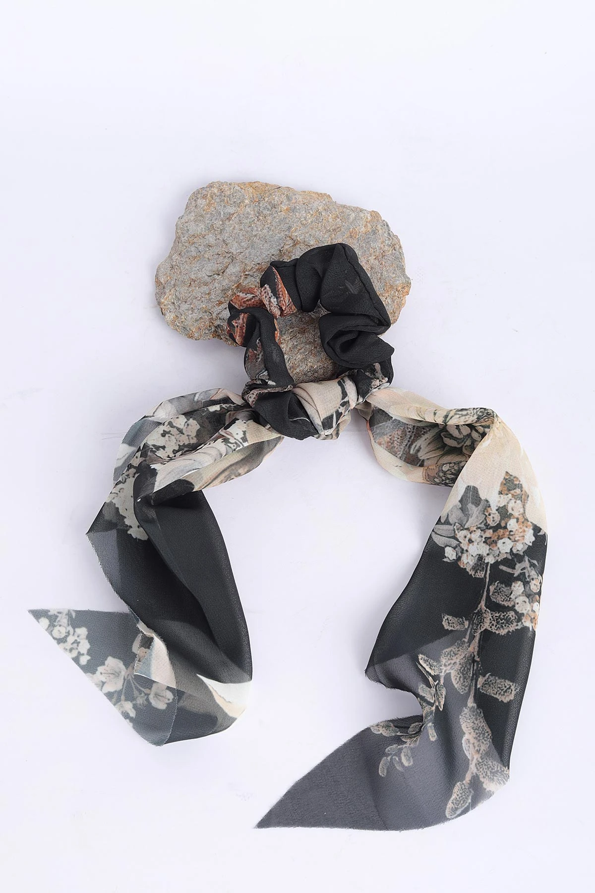 Siyah-Kahve Desenli Fularlı Saten Toka 317350