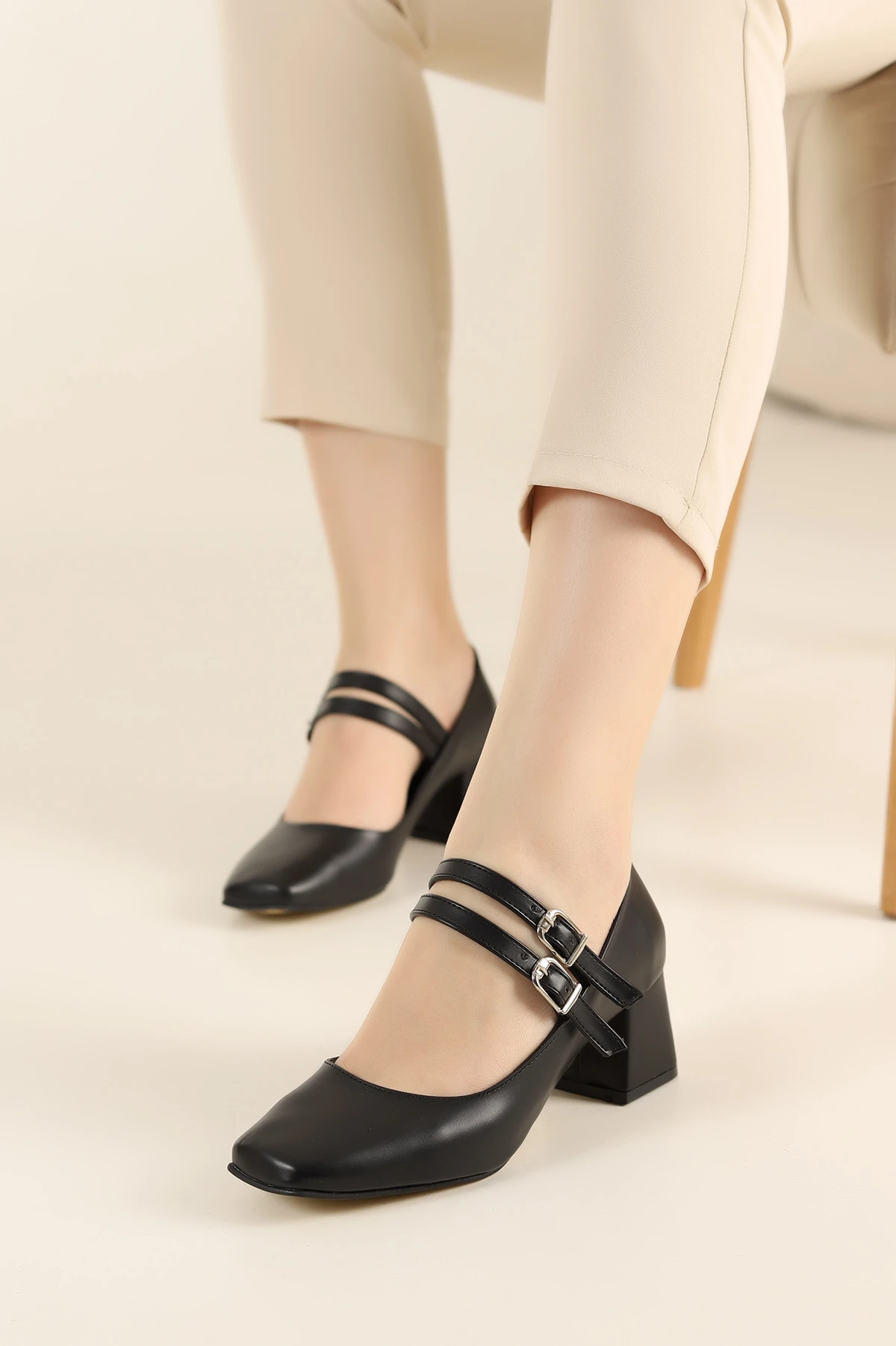 Siyah Kemer Detaylı Kalın Topuklu Ayakkabı 258434 | ModamızBir ...