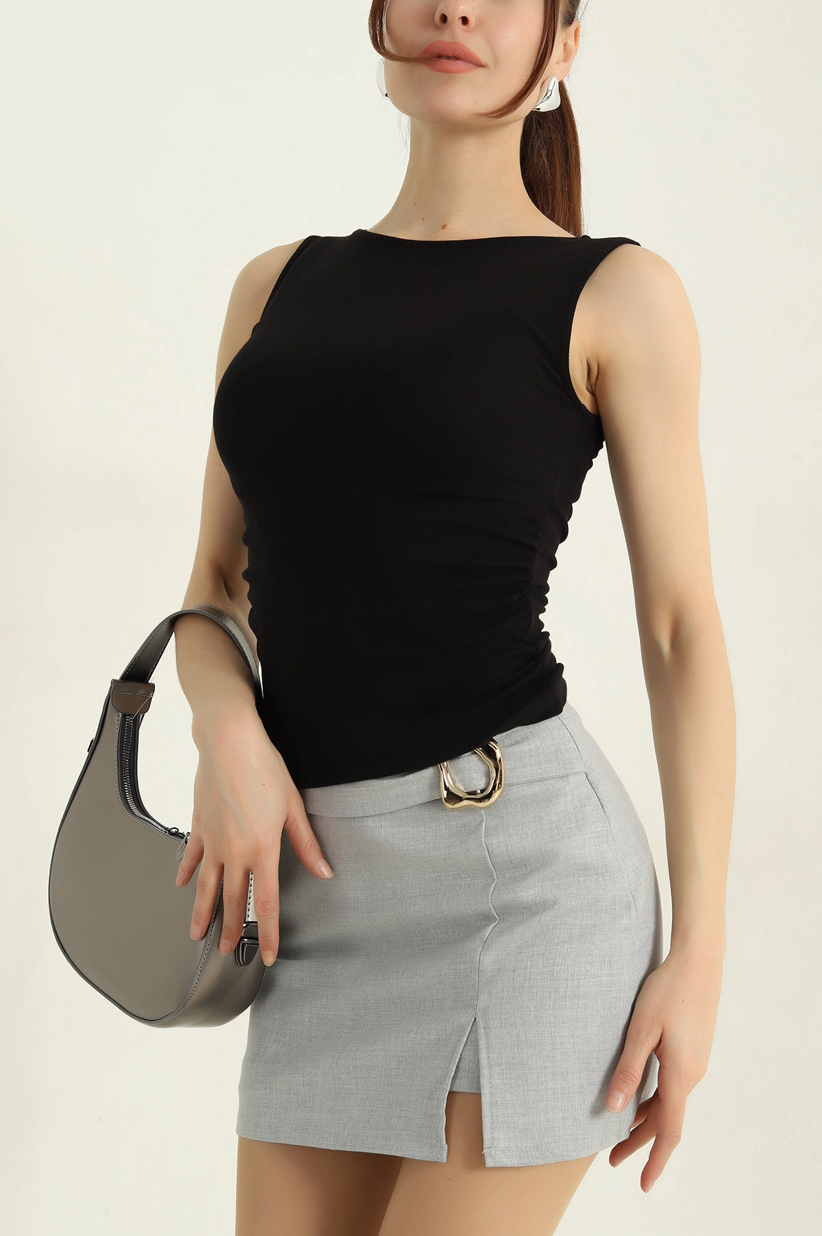 Siyah Likralı Büzgülü Kolsuz Kadın Bluz 363458