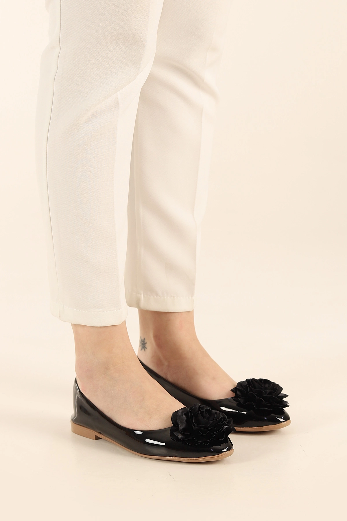 Siyah Rugan Gül Tasarımlı Kadın Babet Ayakkabı 349651